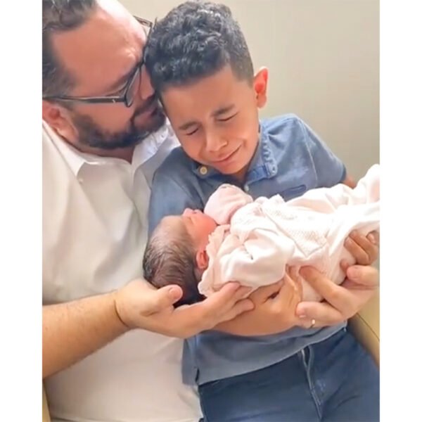 Papa et fils pleurent de manière incontrôlable quand un bébé « miracle ...
